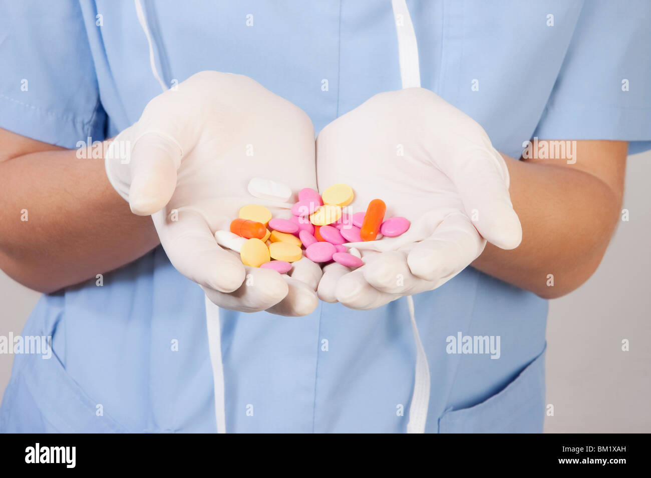 Female doctor showing pills Stock Photo - Alamy
