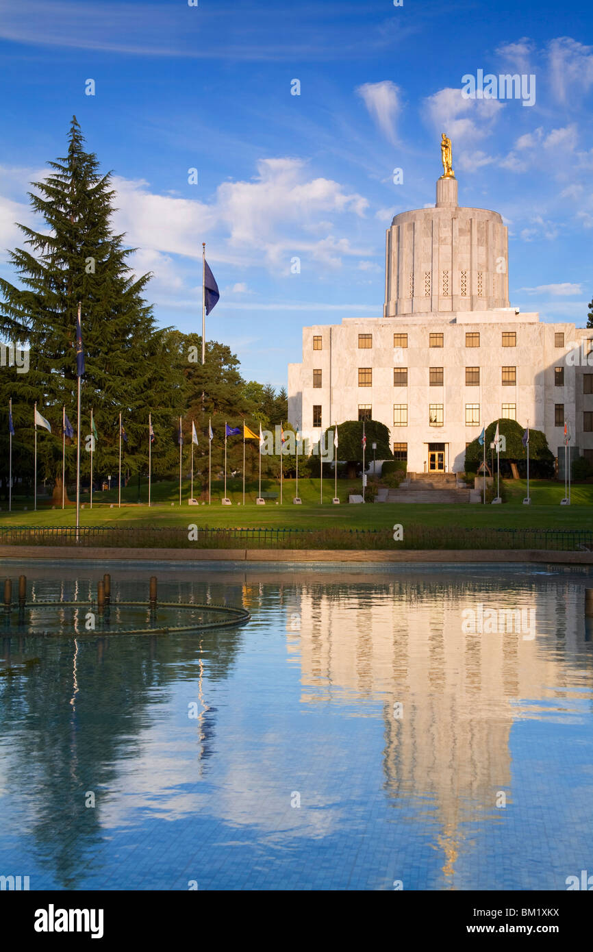 Reflection of the State Capitol building in Salem, Oregon, United ...