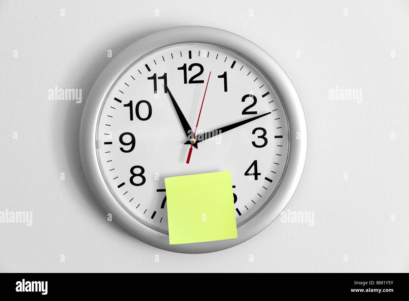 Clock and Adhesive Note close up Stock Photo - Alamy
