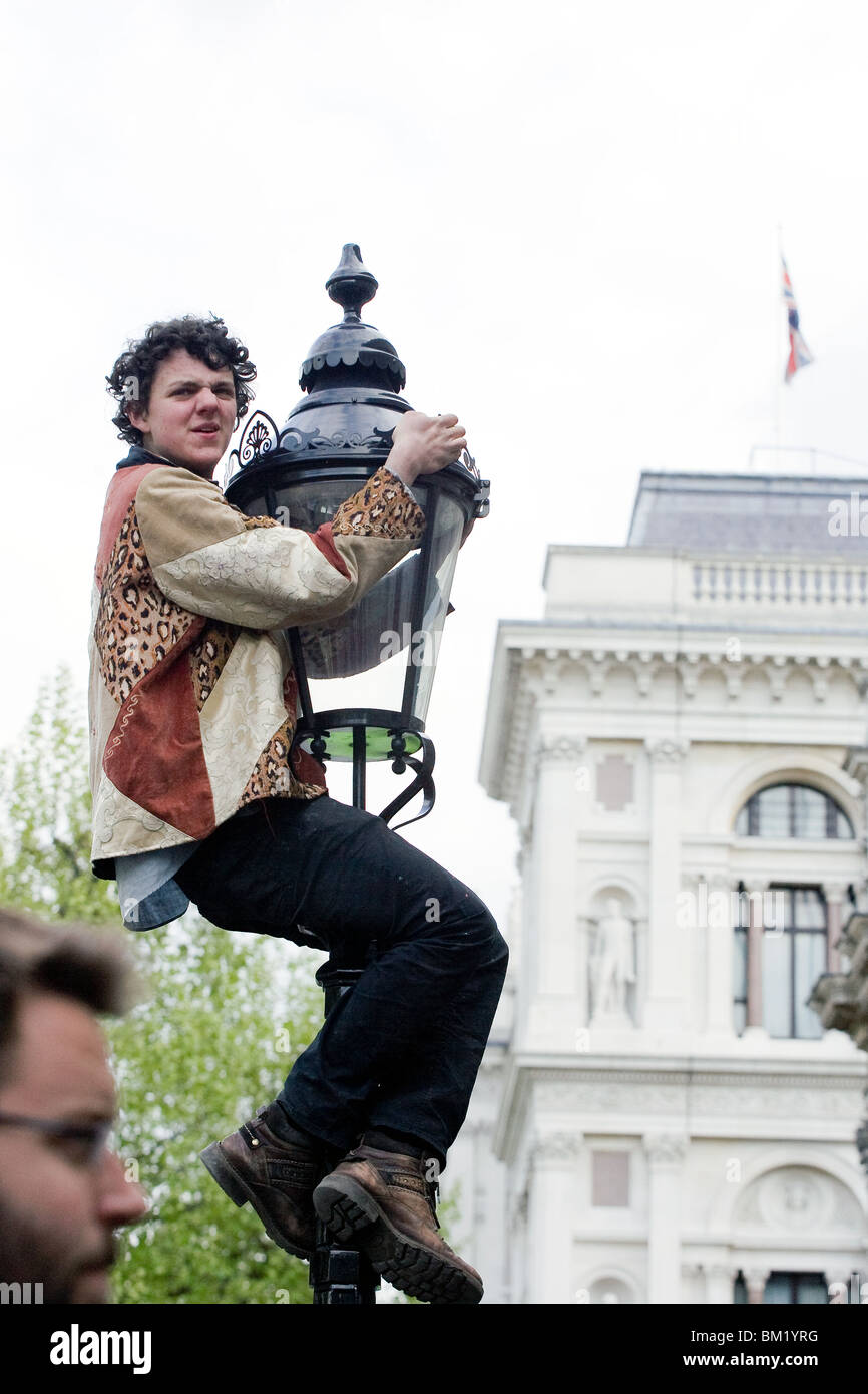 Climbing lamp post hi-res stock photography and images - Alamy