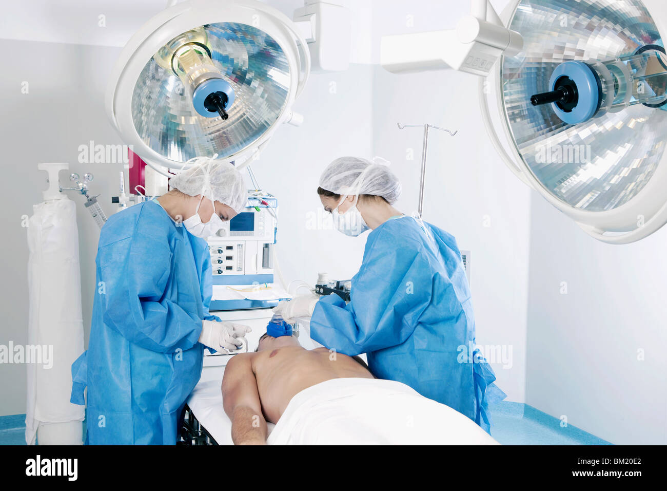 Female surgeons performing surgery Stock Photo - Alamy Female surgeons performing surgery Stock Photo - Alamy