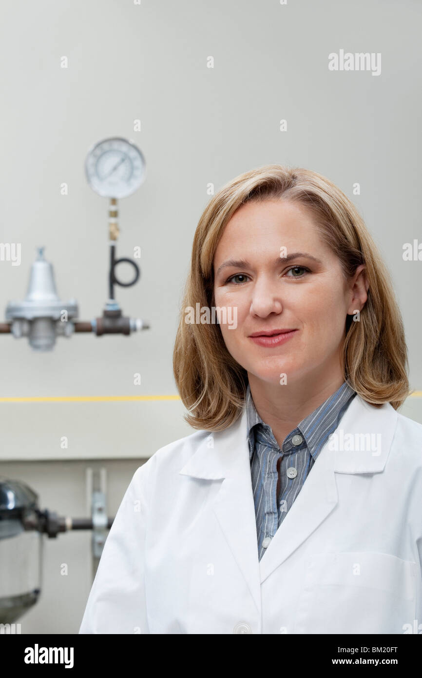 Portrait of a female doctor smiling in a laboratory Stock Photo - Alamy