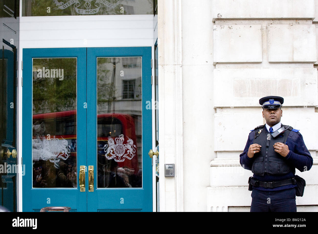 Guarding cabinet office hi-res stock photography and images - Alamy