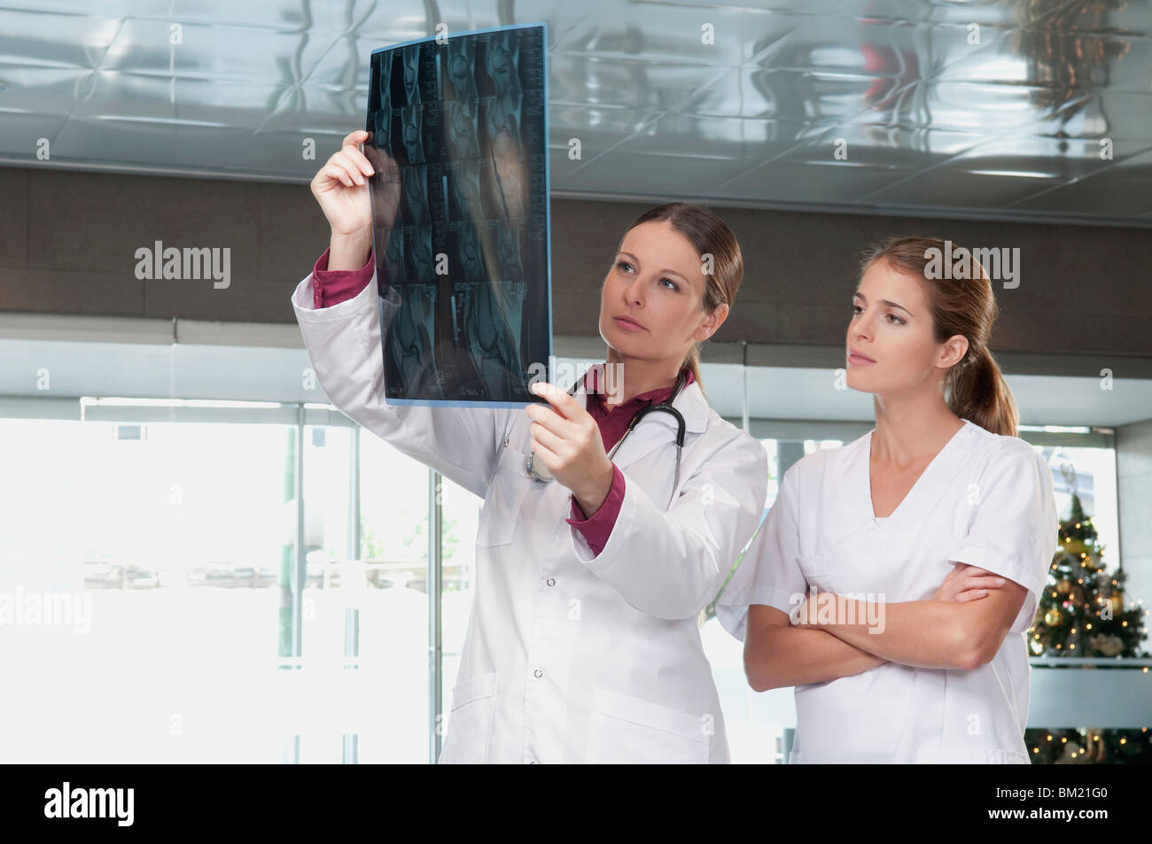 Female doctor showing MRI scan report to a nurse Stock Photo - Alamy