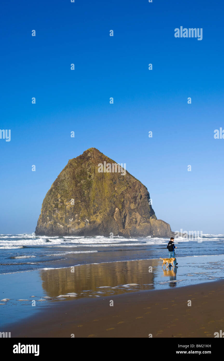 Haystack rock cannon beach person hi-res stock photography and images ...