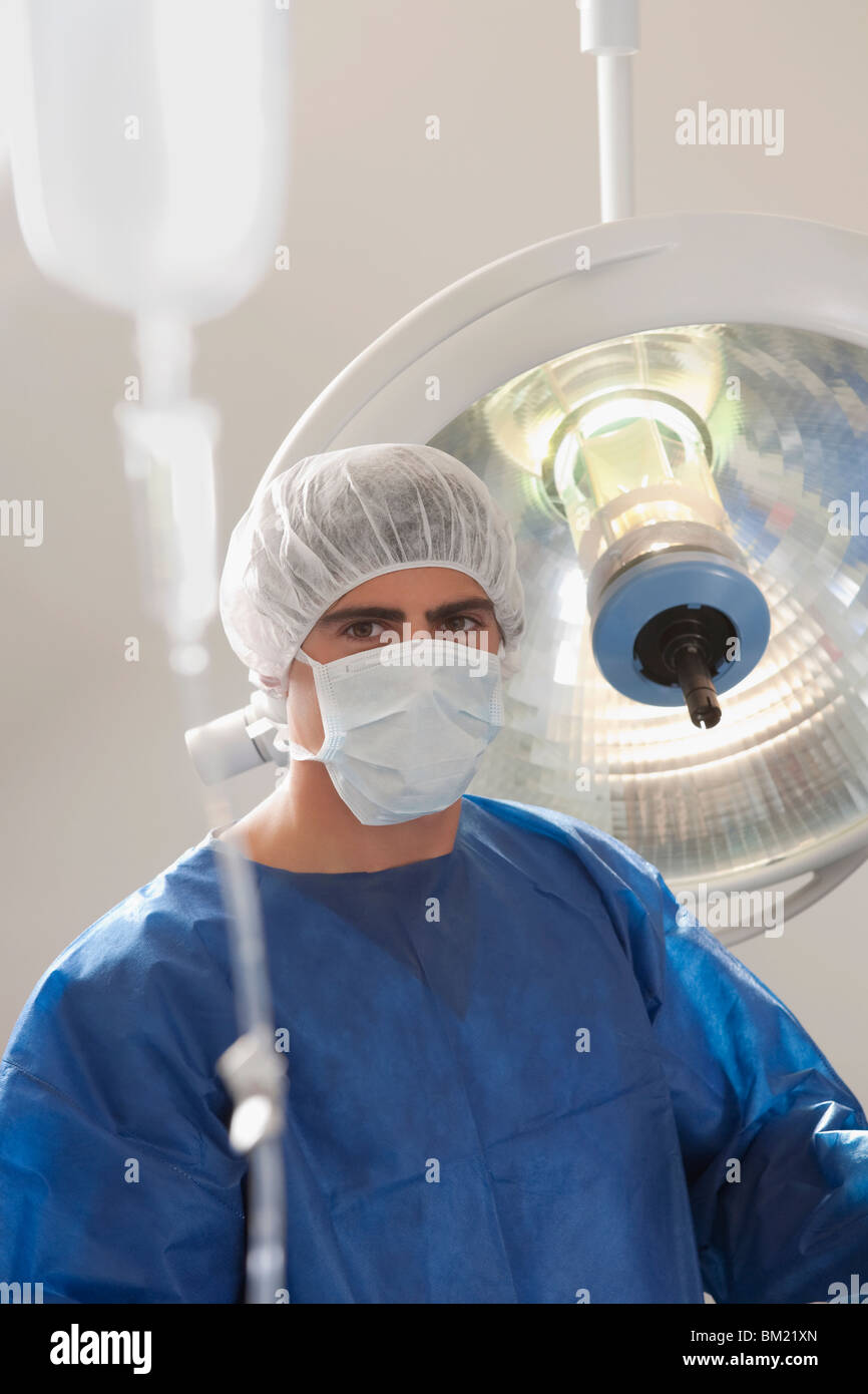 Surgeon operating hi-res stock photography and images - Alamy