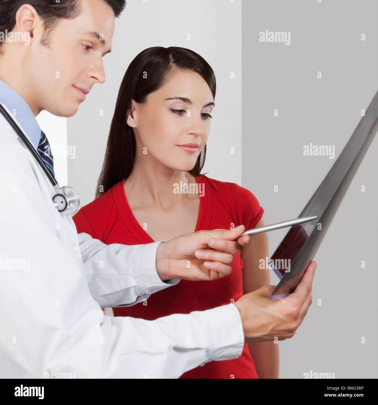 Doctor explaining x-ray report to a patient Stock Photo - Alamy