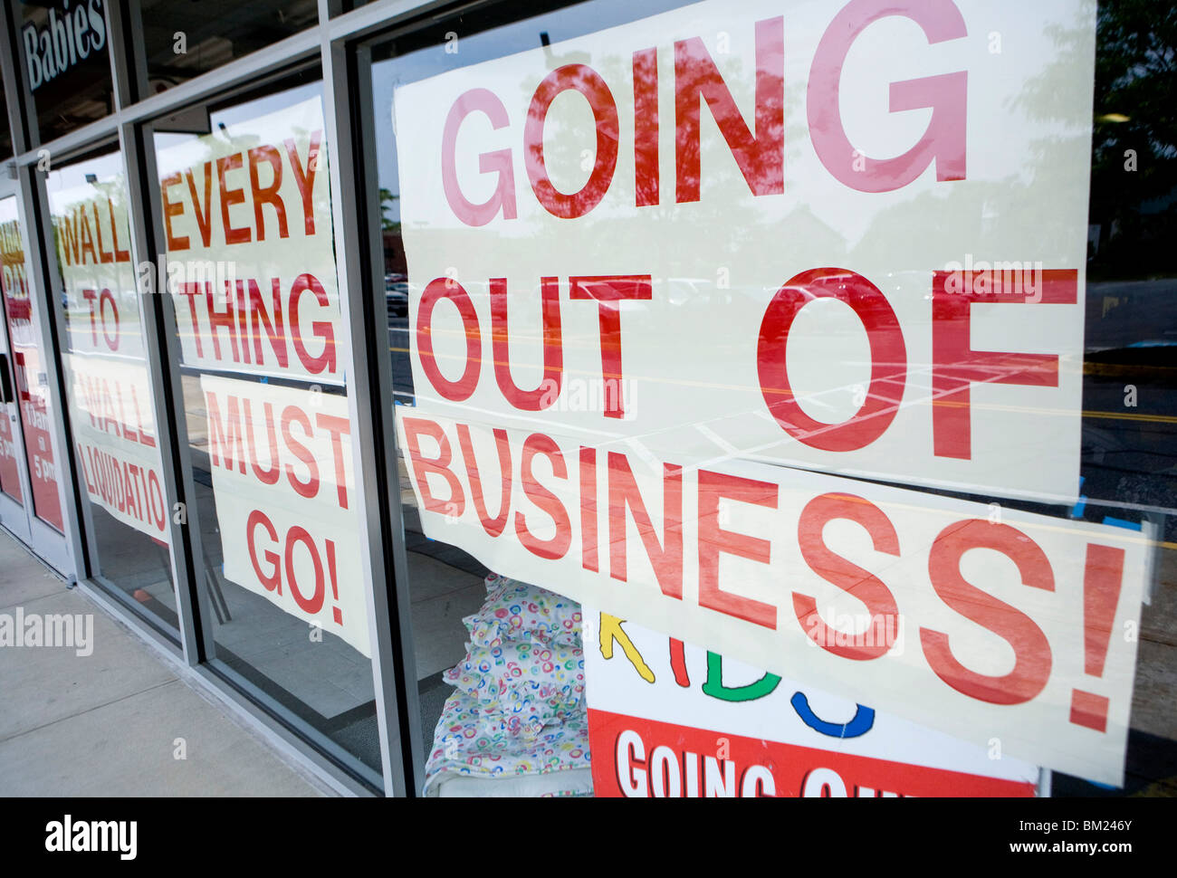Going out of business and sale signs at a retail store Stock Photo - Alamy