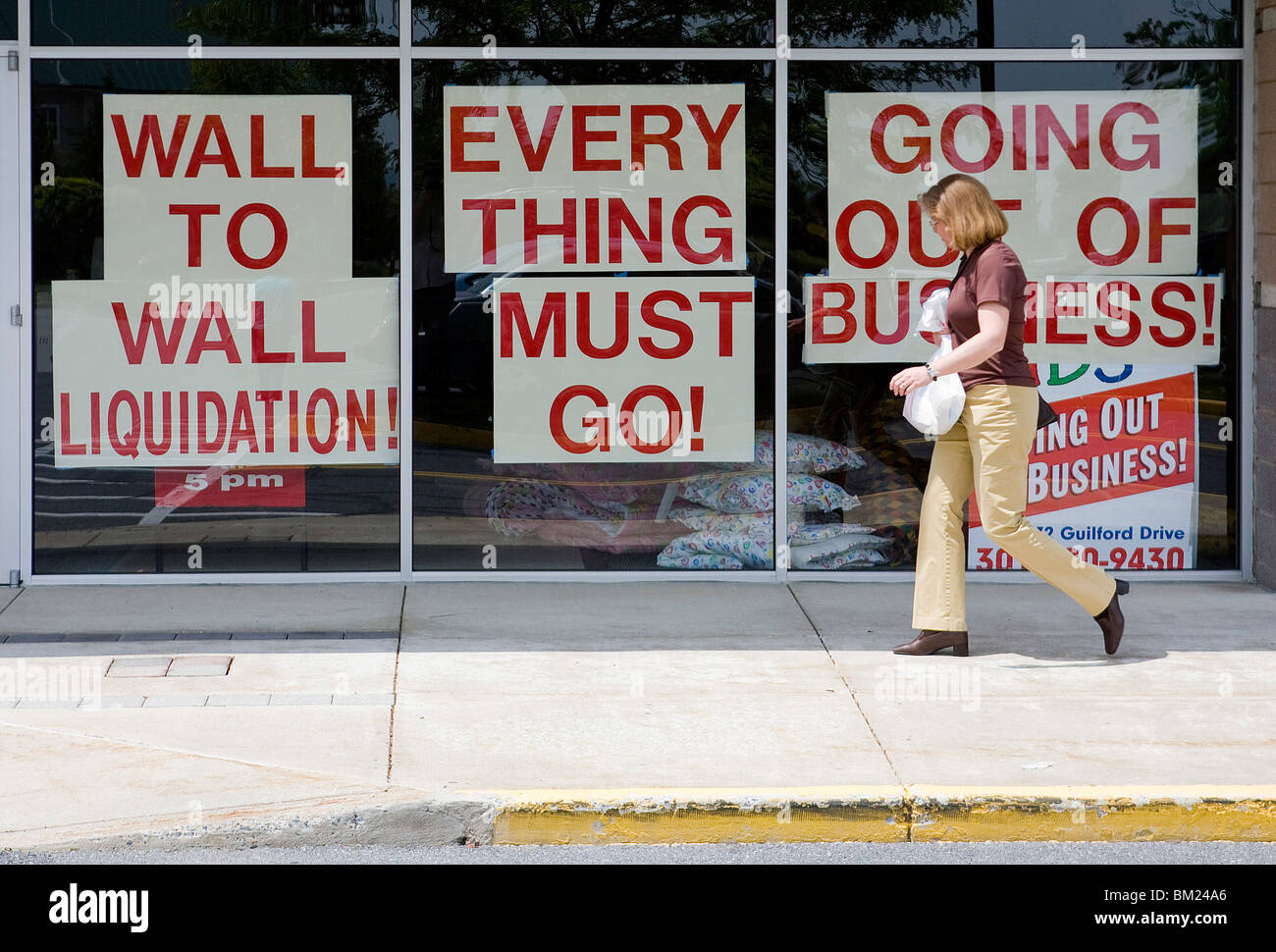 Going out of business and sale signs at a retail store Stock Photo - Alamy
