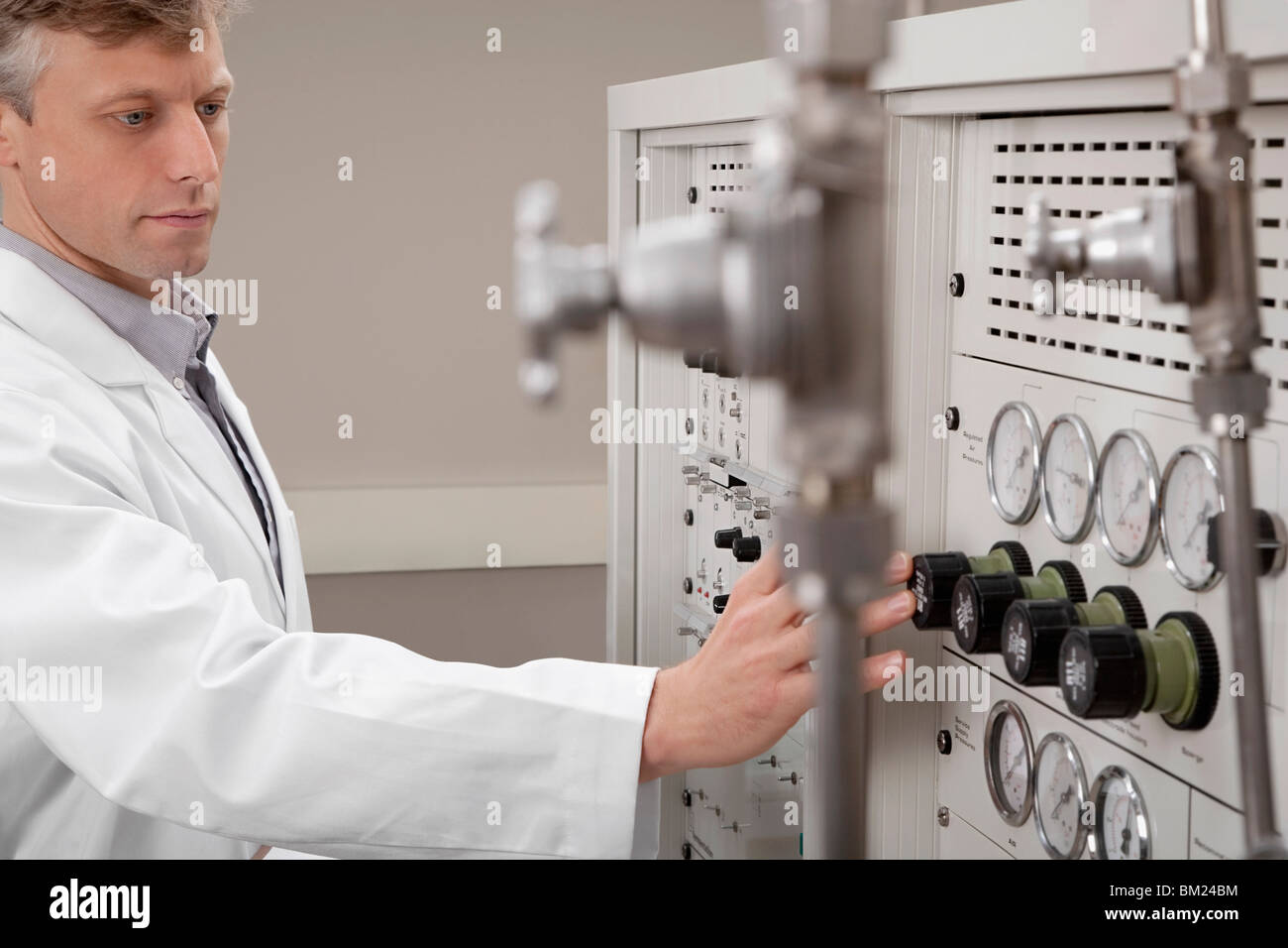 Doctor working in a laboratory Stock Photo - Alamy