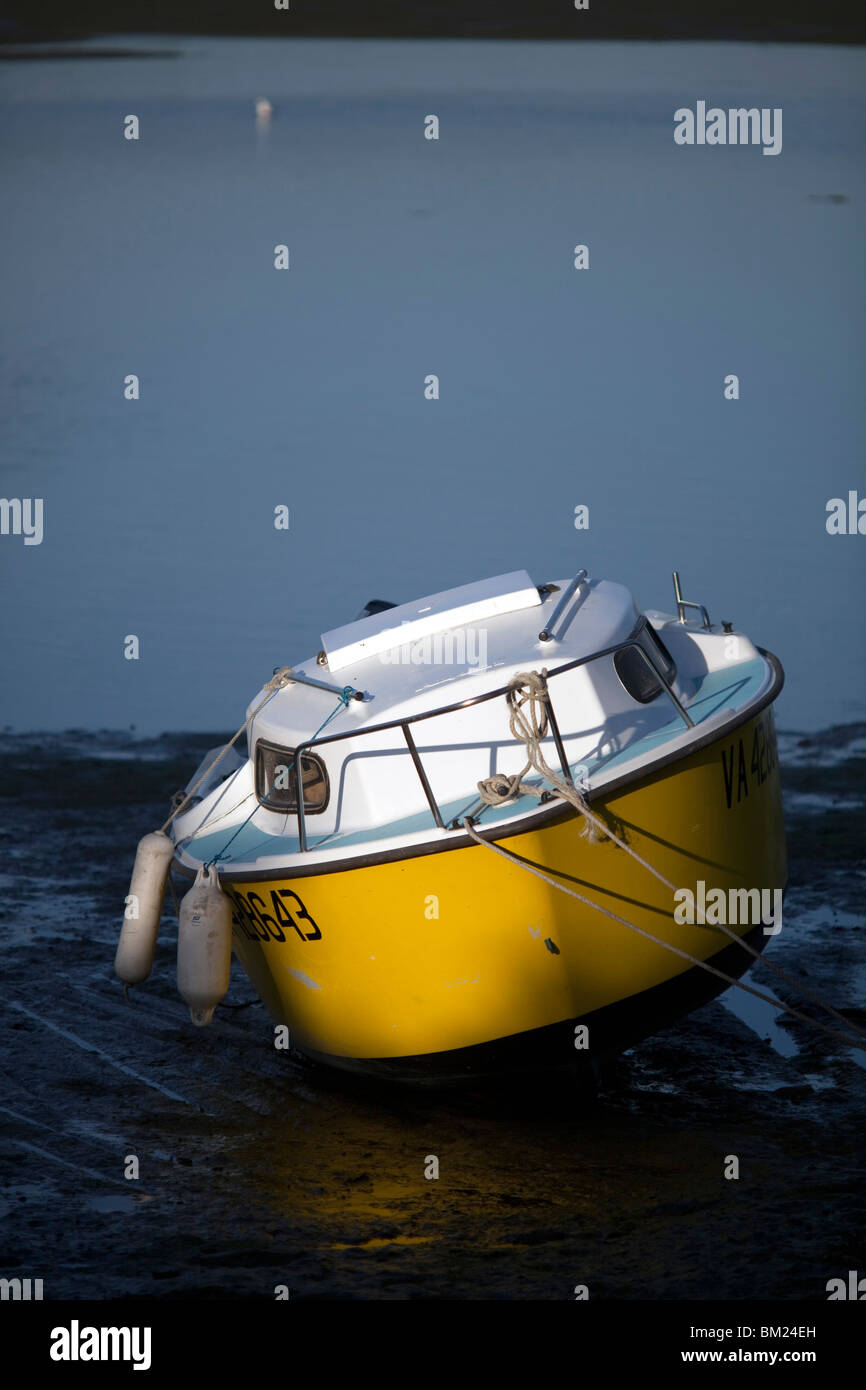 Low tide boat hi-res stock photography and images - Alamy