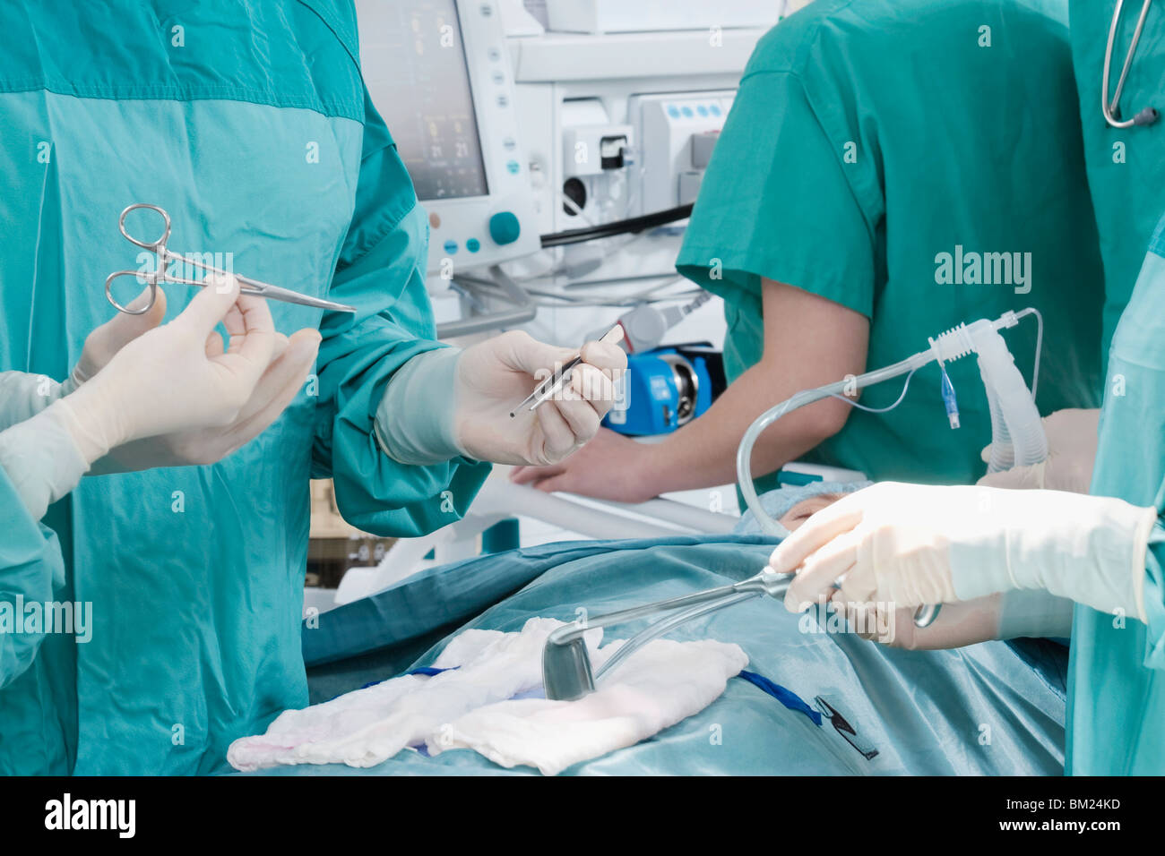 Group surgeons performing medical operation hi-res stock photography ...
