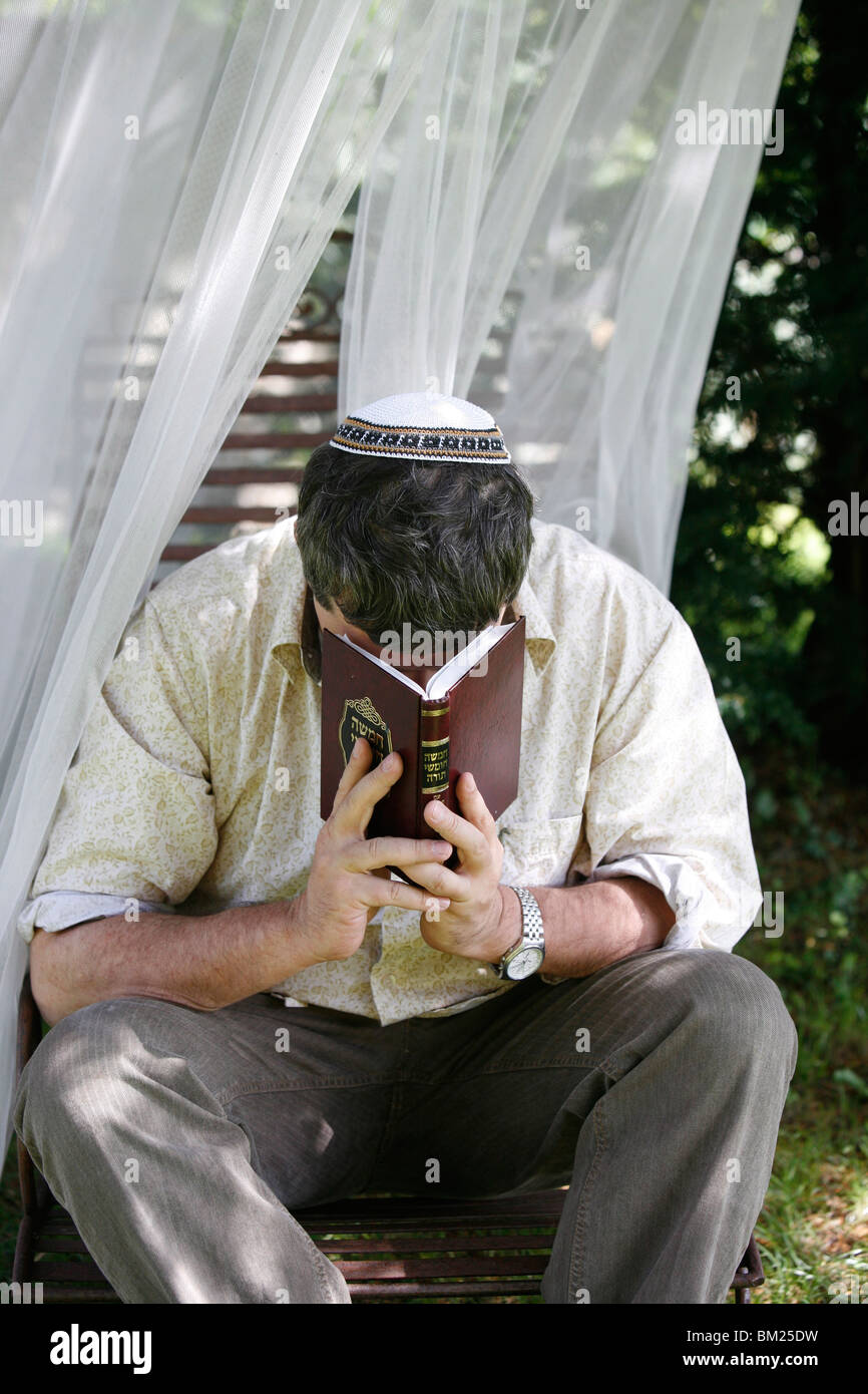 Jewish man praying Stock Photo - Alamy Jewish man praying Stock Photo - Alamy