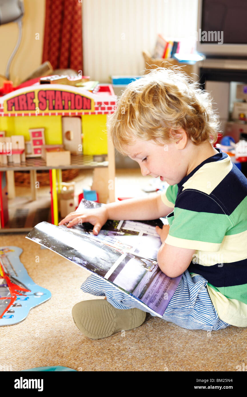 Magazine boy hi-res stock photography and images - Alamy