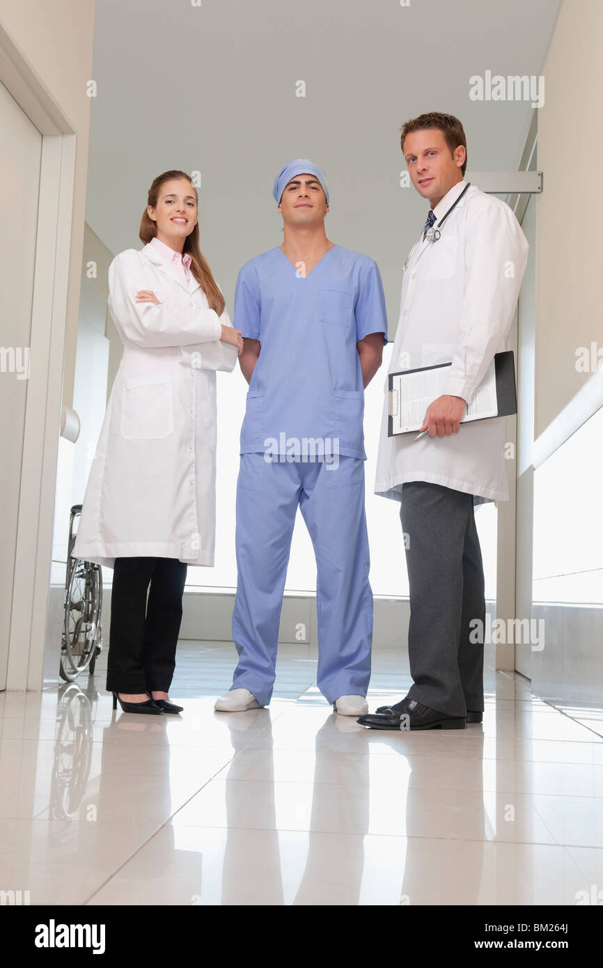 Back view male female doctors hi-res stock photography and images - Alamy