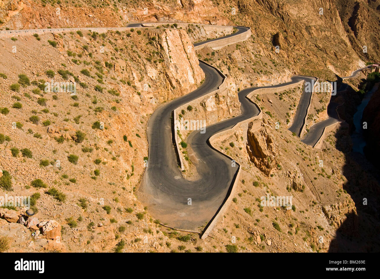 Zigzag road hi-res stock photography and images - Alamy