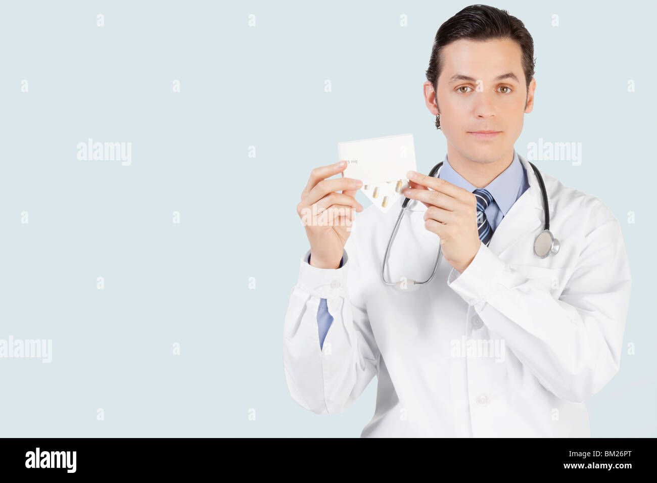 Portrait of a doctor holding a medicine pack Stock Photo - Alamy