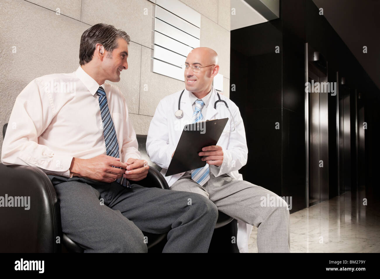 Doctors discussing a medical report Stock Photo - Alamy Doctors discussing a medical report Stock Photo - Alamy