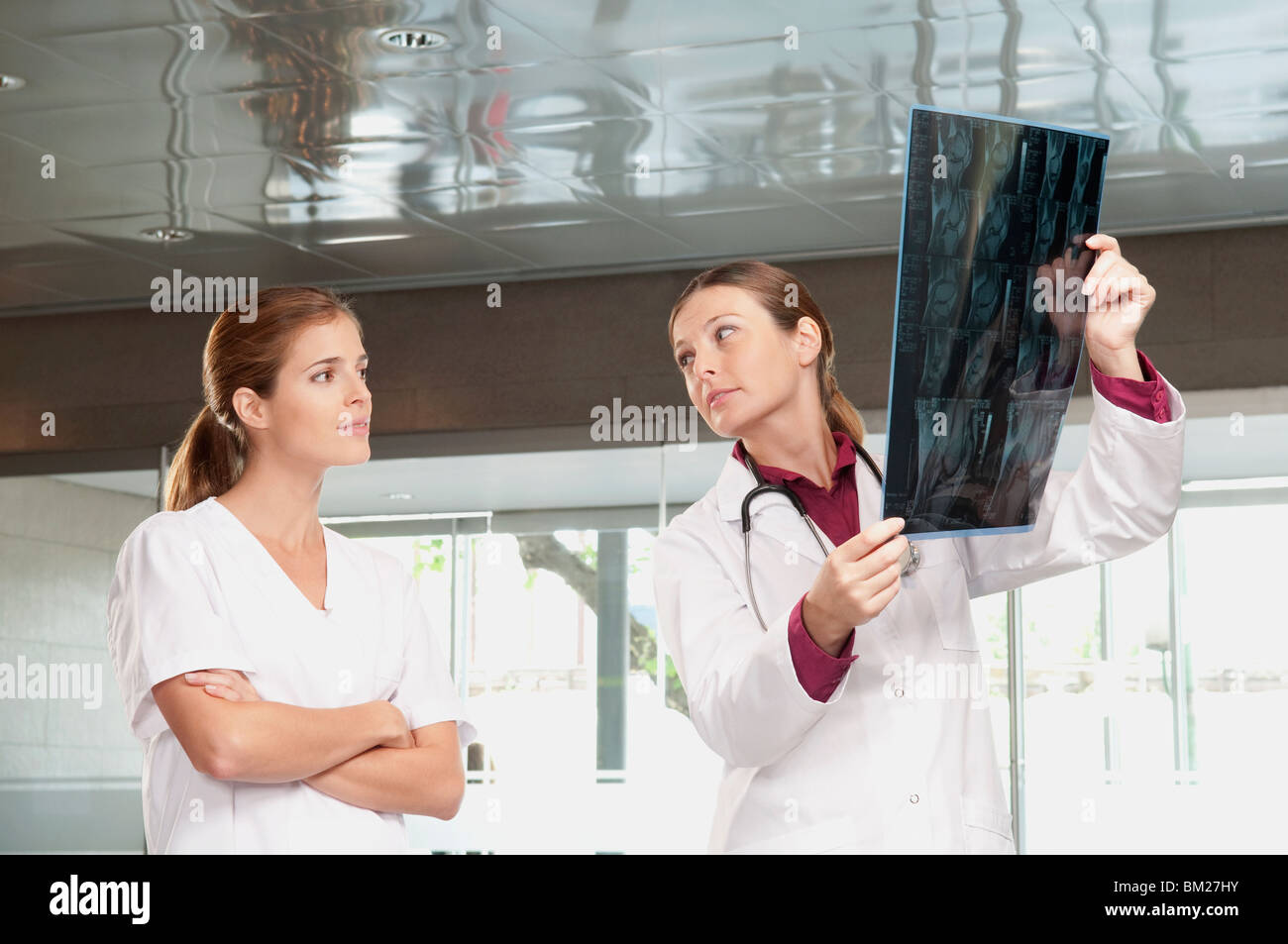 Female doctor showing MRI scan report to a nurse Stock Photo - Alamy