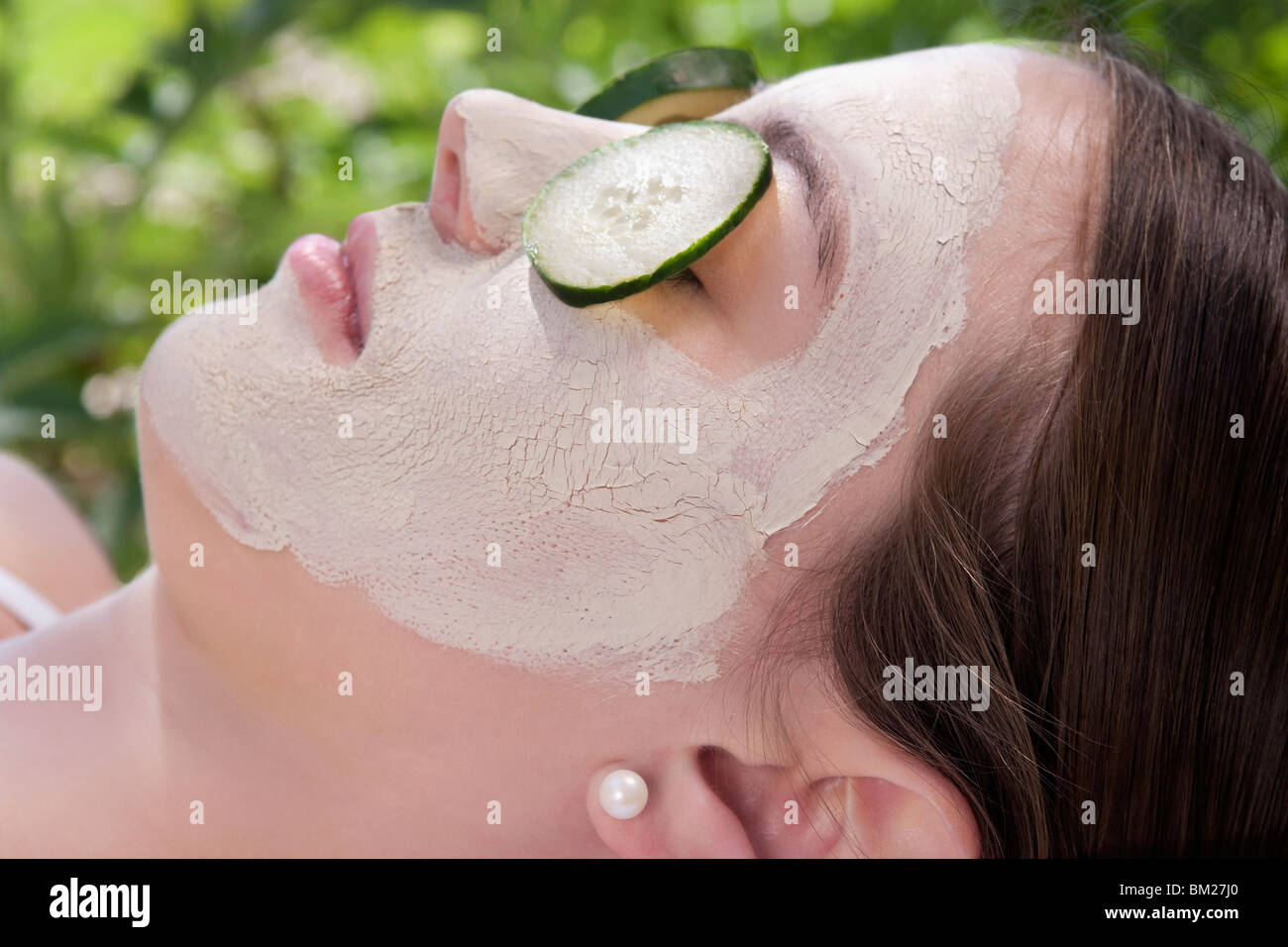 Cucumber slices on a woman's eyes Stock Photo - Alamy