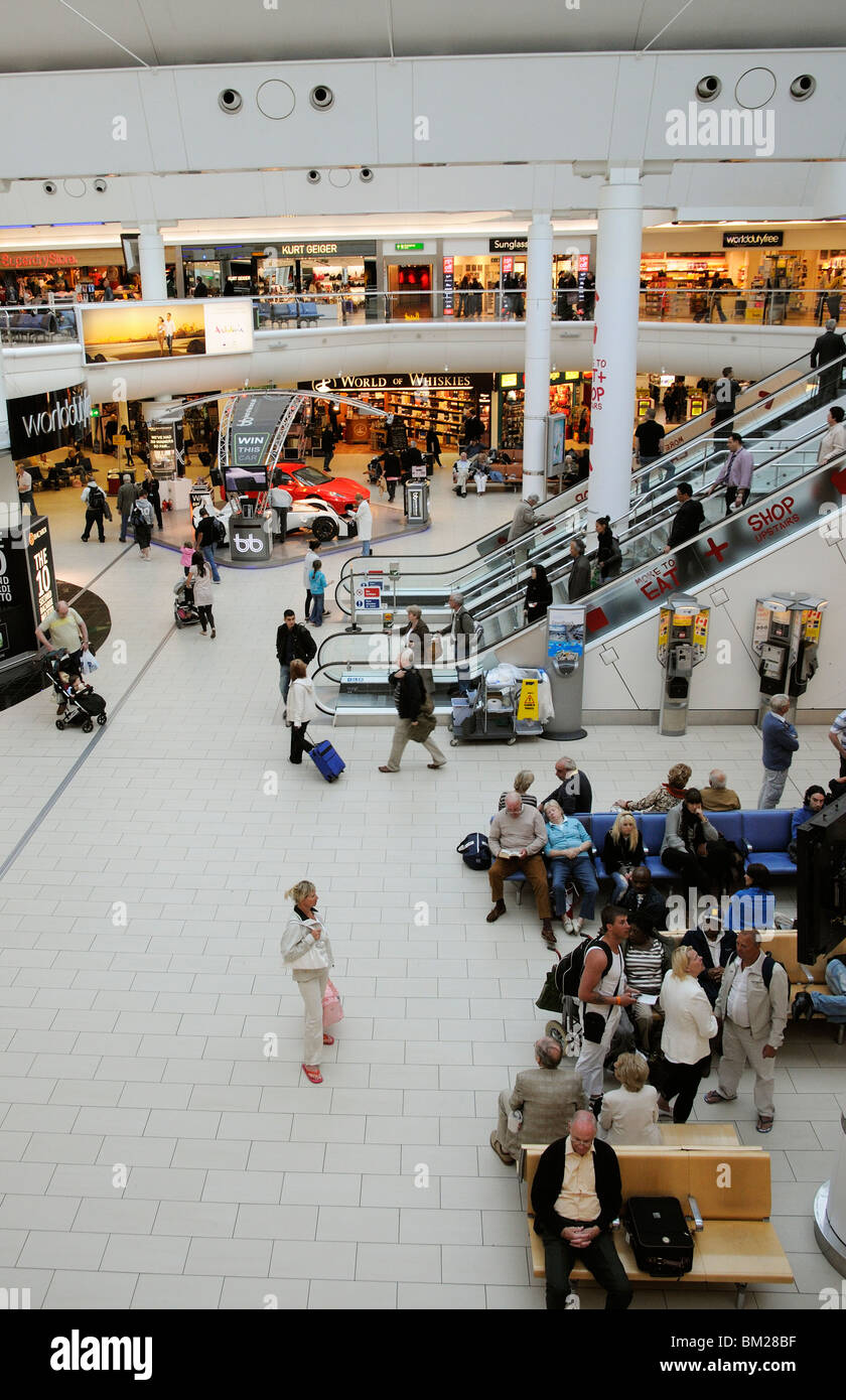Gatwick shopping terminal south hi-res stock photography and images - Alamy