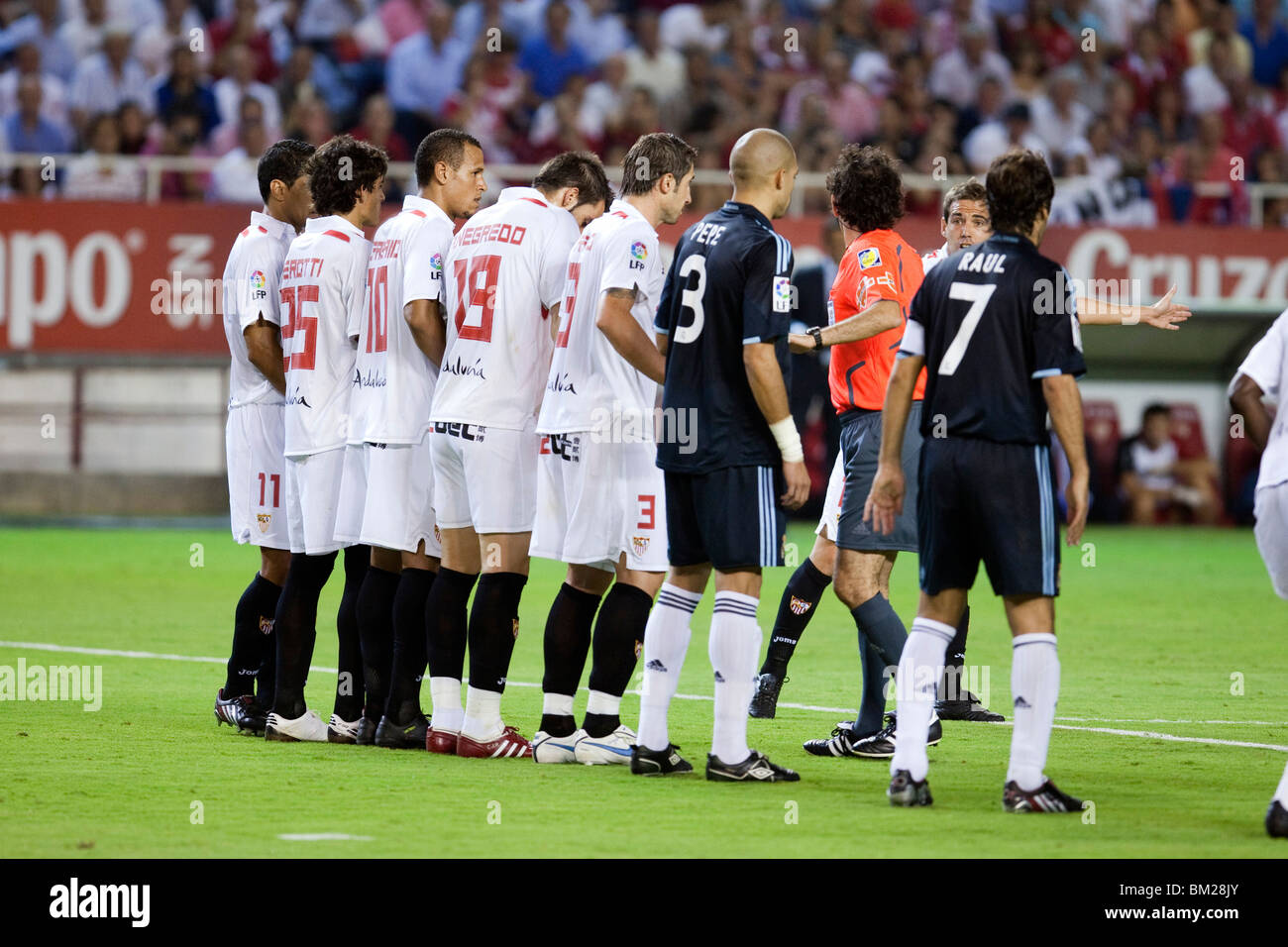Free kick wall players football hi-res stock photography and images - Alamy