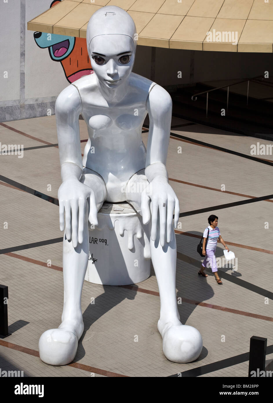 Alien sculpture hi-res stock photography and images - Alamy