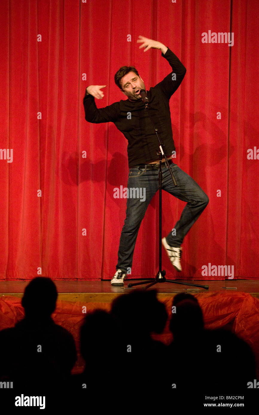 Stand up comedian audience hi-res stock photography and images - Alamy