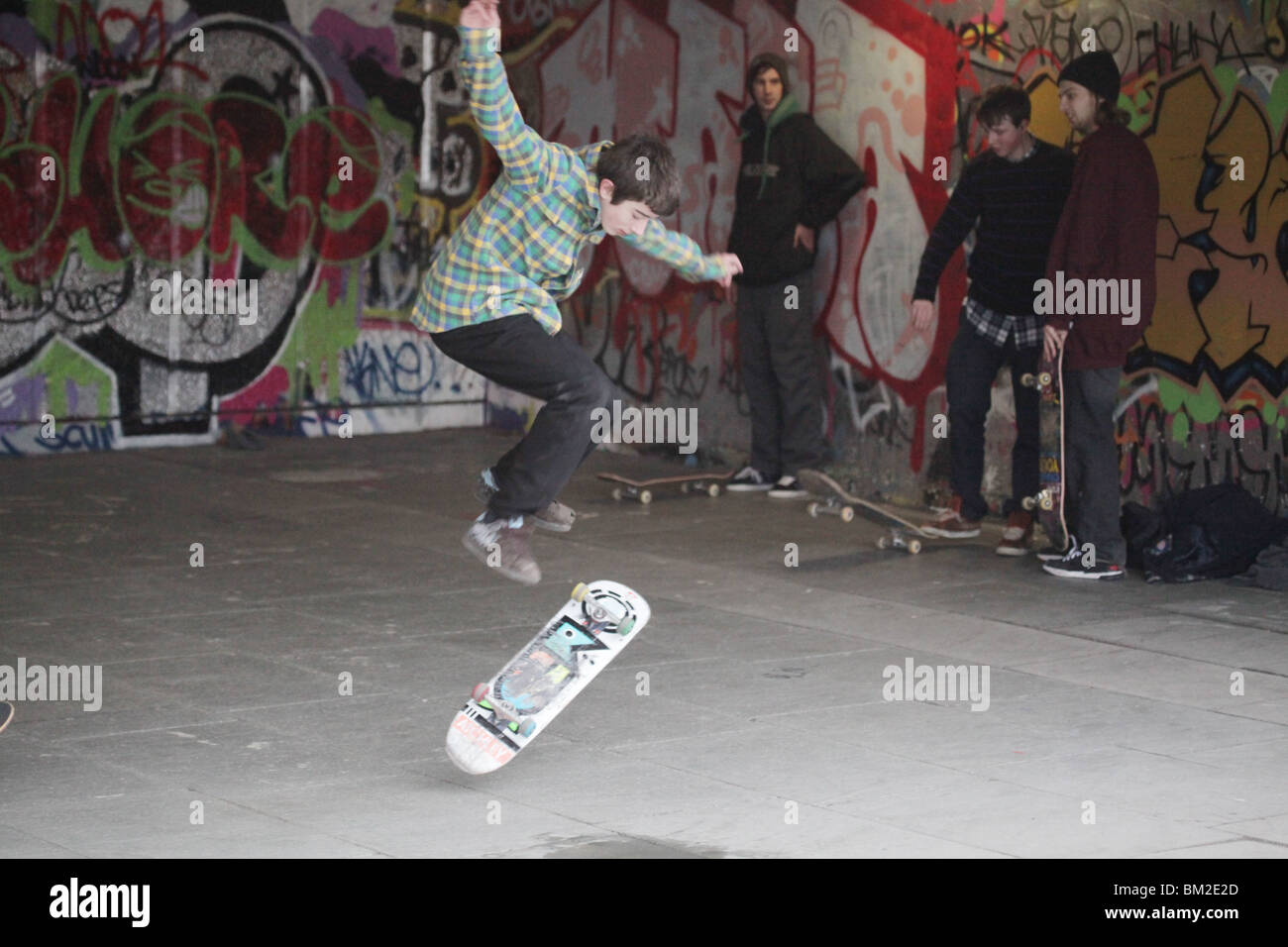 CHILDREN, SKATEBOARDS, LONDON, SOUTH BANK: Young boys kids ...