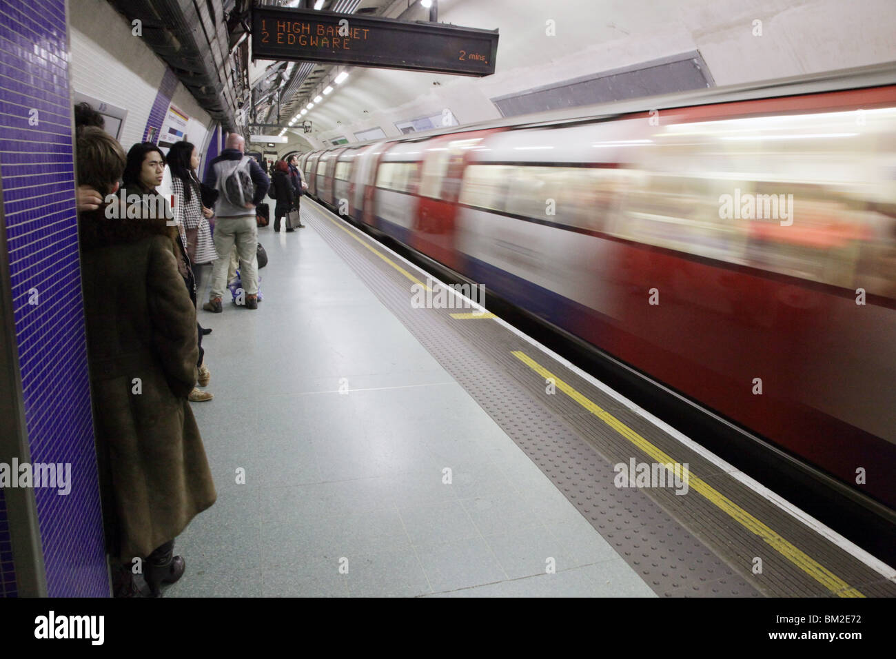 MOVING TRAIN MOTION BLUR LONDON TUBE: London underground tube commuter ...