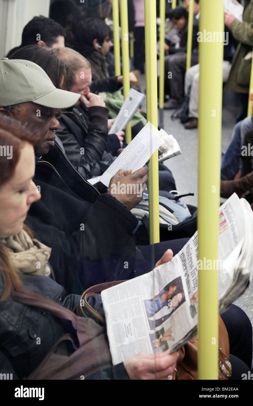 London evening standard underground hi-res stock photography and images ...