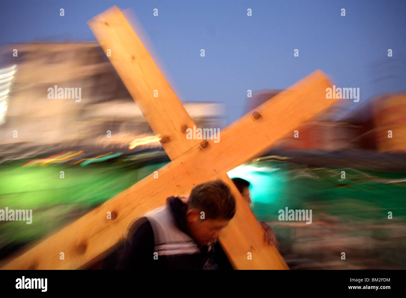 Man carries a cross hi-res stock photography and images - Alamy