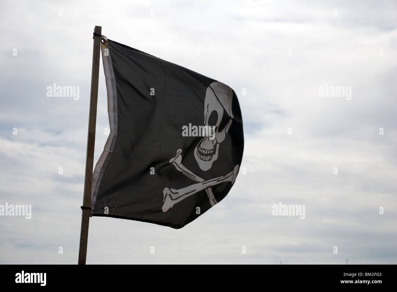 Skull and crossbones flag hi-res stock photography and images - Alamy