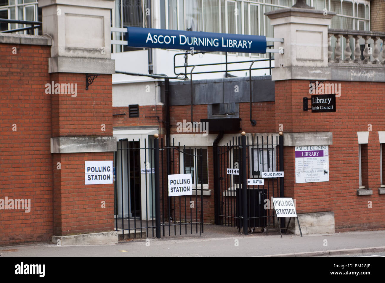 Library polling station hi-res stock photography and images - Alamy