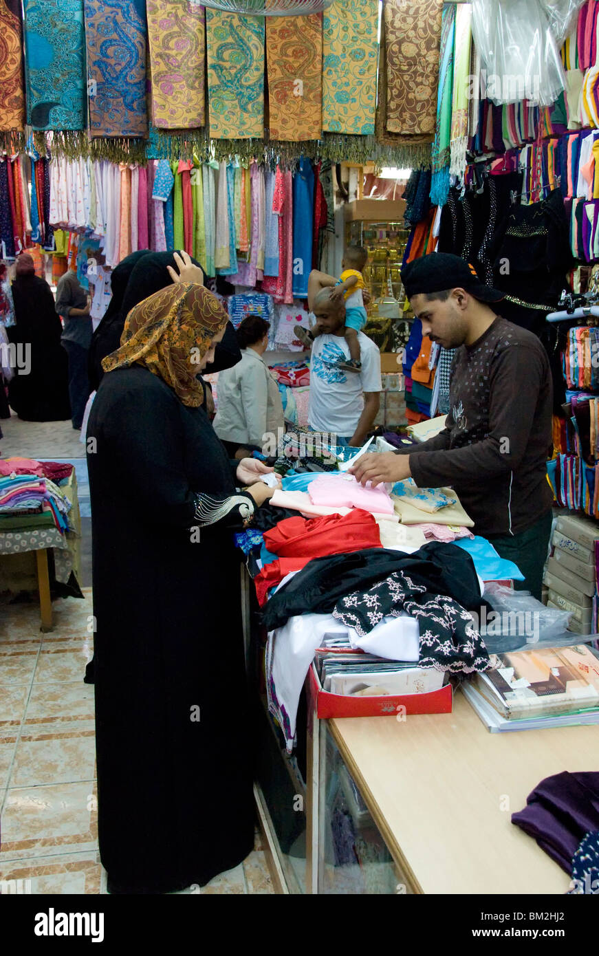 Oman women veil hi-res stock photography and images - Alamy