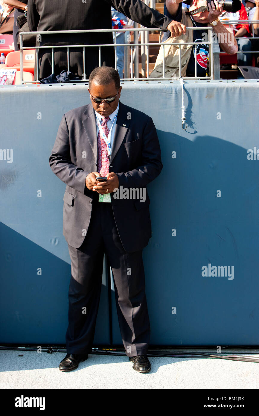 Security crowd hi-res stock photography and images - Alamy