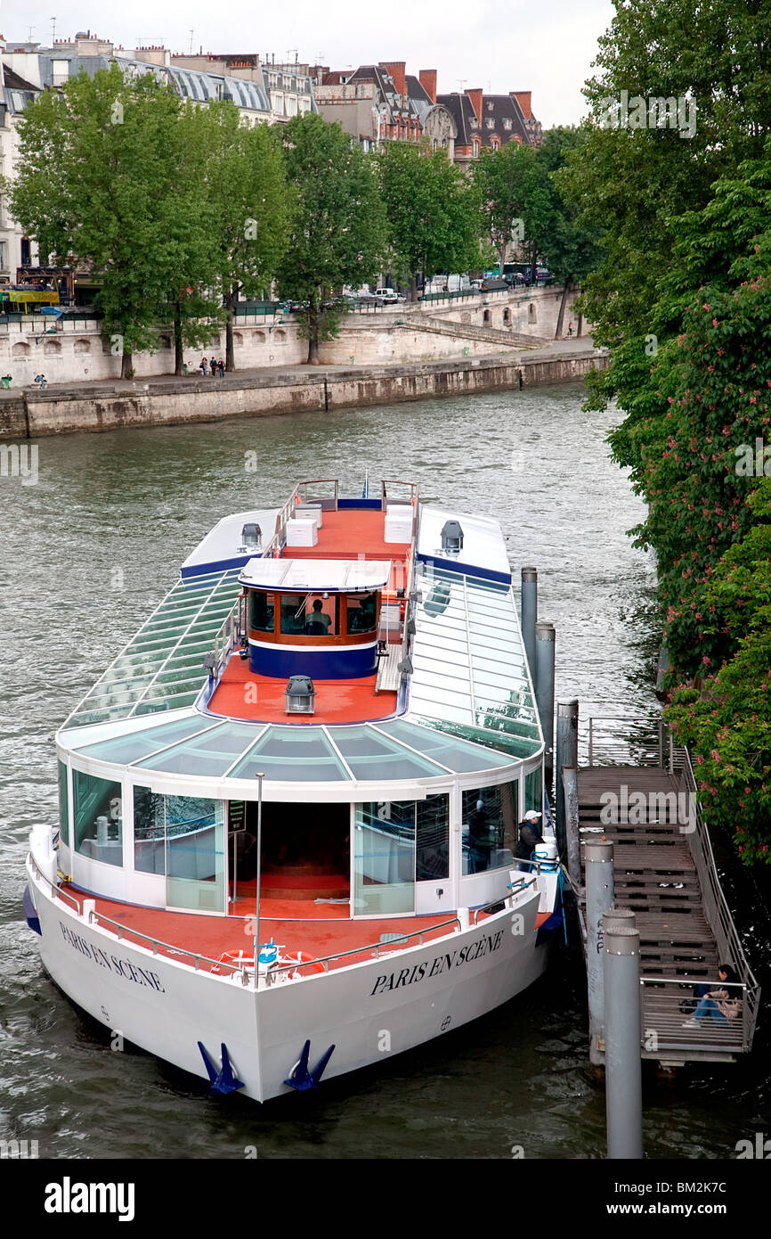 Paris boat tour hi-res stock photography and images - Alamy