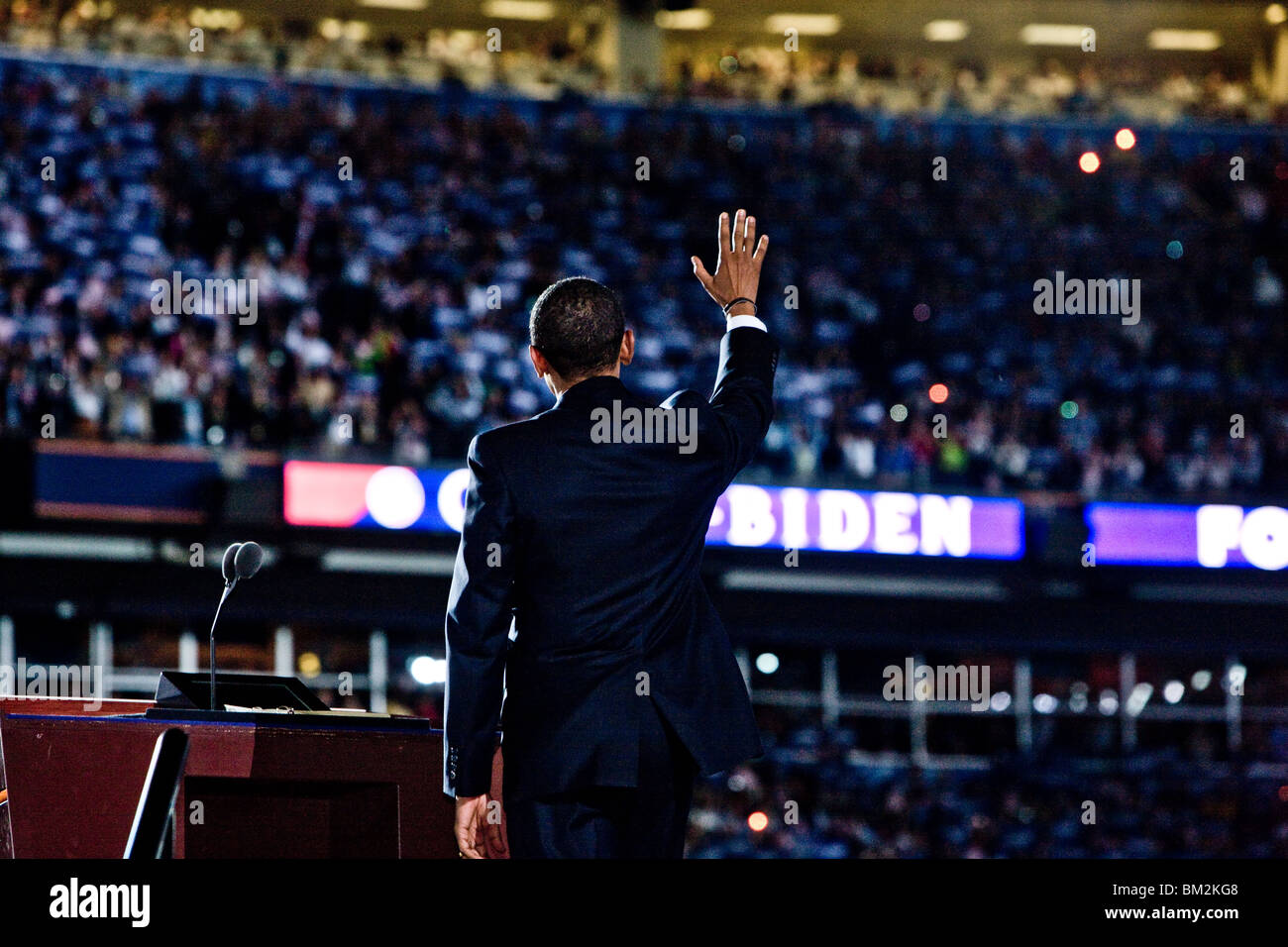 President barack obama wave hi-res stock photography and images - Alamy