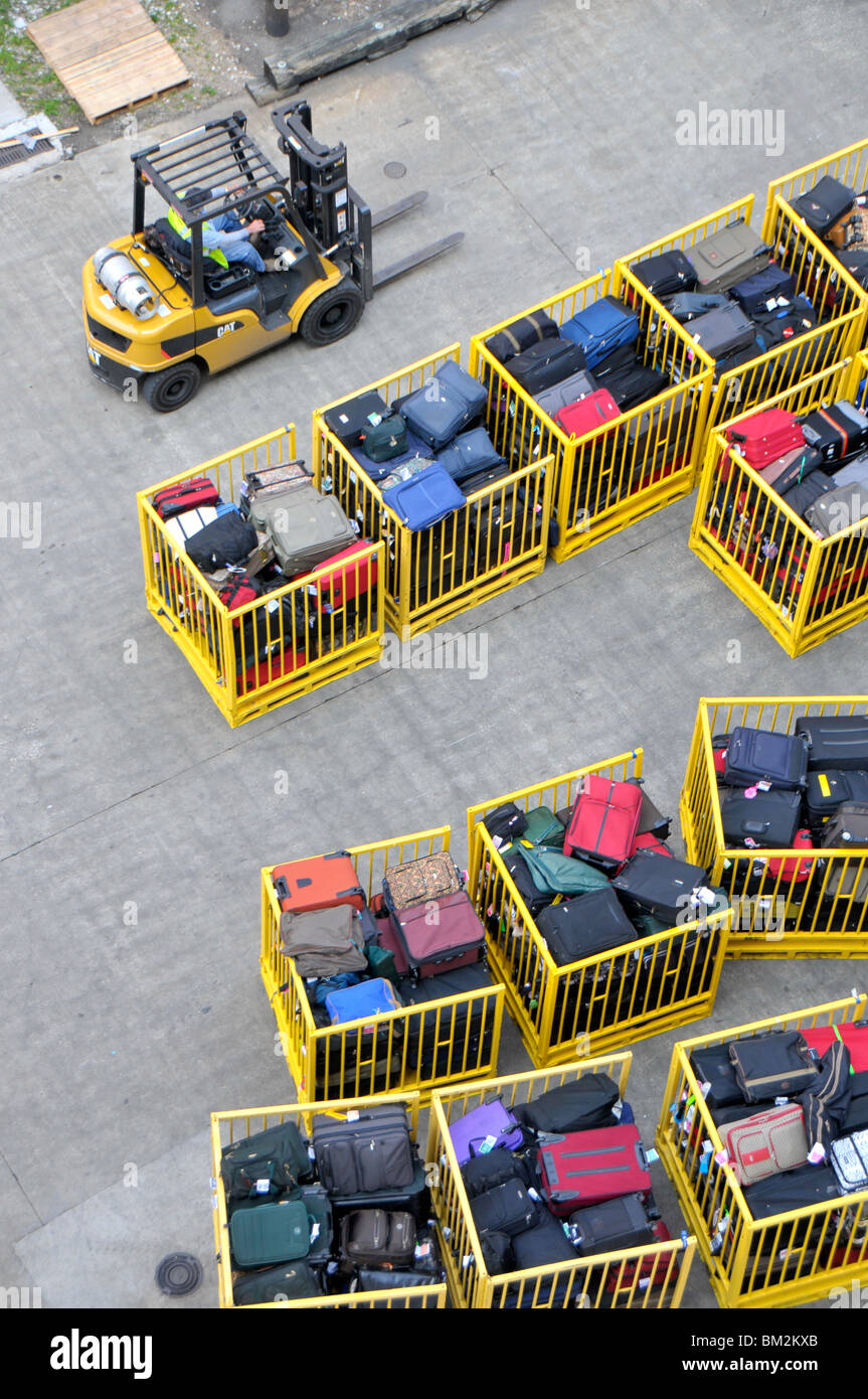 Loading luggage cruise ship hi-res stock photography and images - Alamy