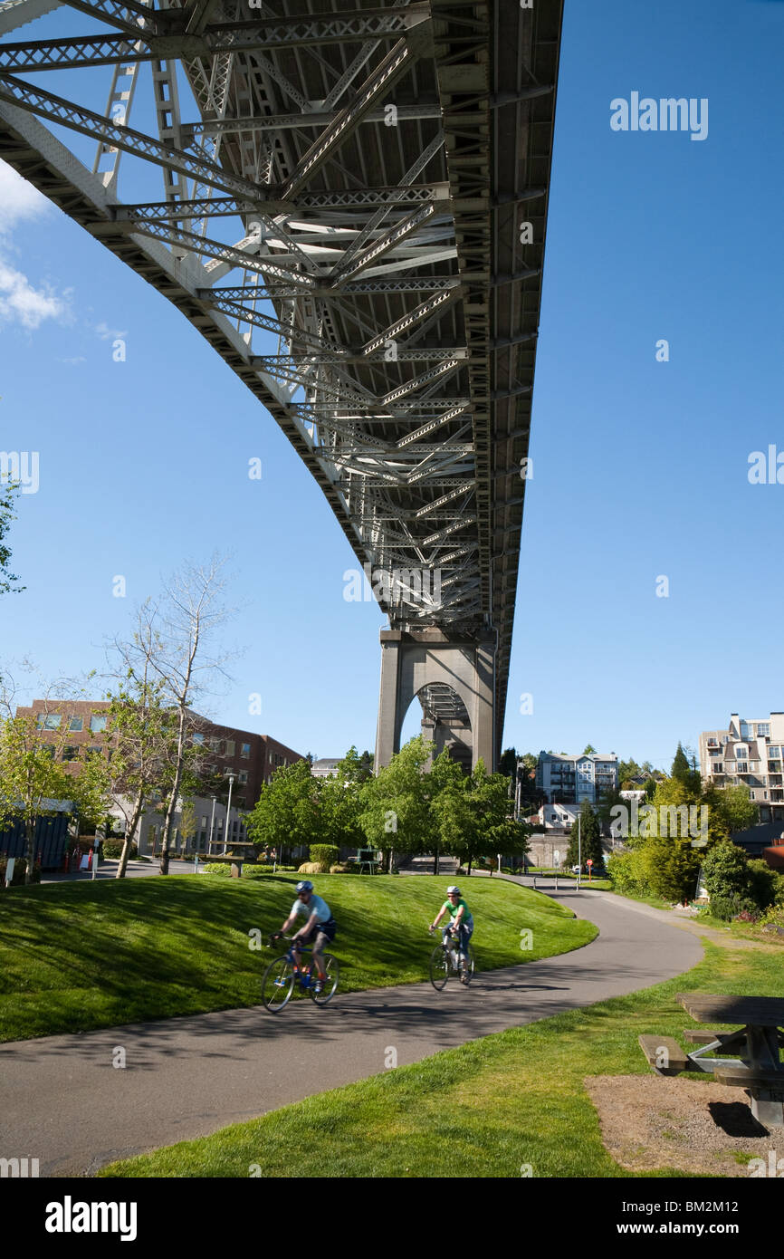 The Aurora Bridge connects Seattle's Queen Anne and Fremont ...
