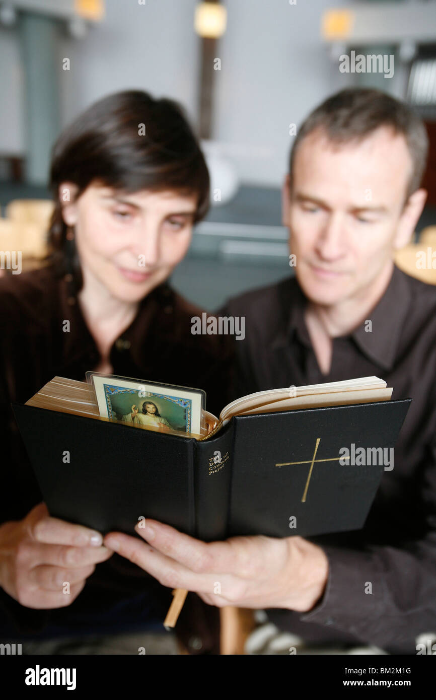 People reading the bible hi-res stock photography and images - Alamy