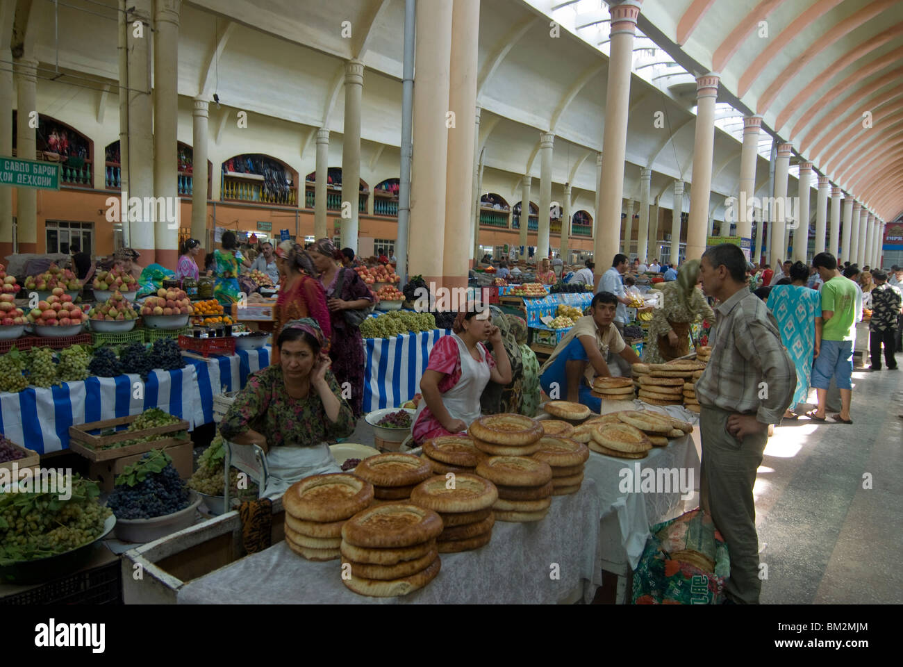 Stand with bread hi-res stock photography and images - Alamy