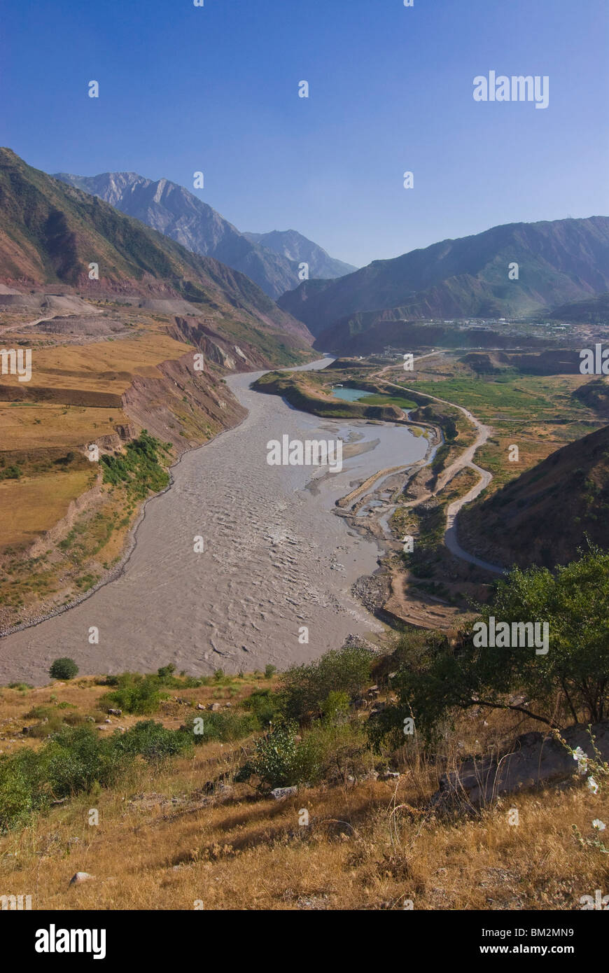 Road between mountains hi-res stock photography and images - Alamy