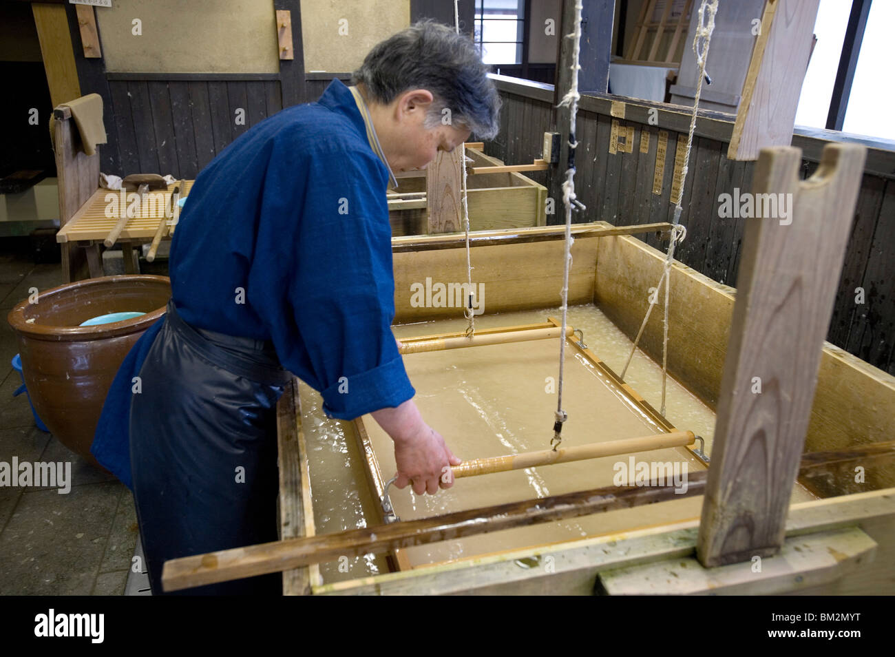 Making traditional Japanese washi paper at Echizen Washi No Sato ...