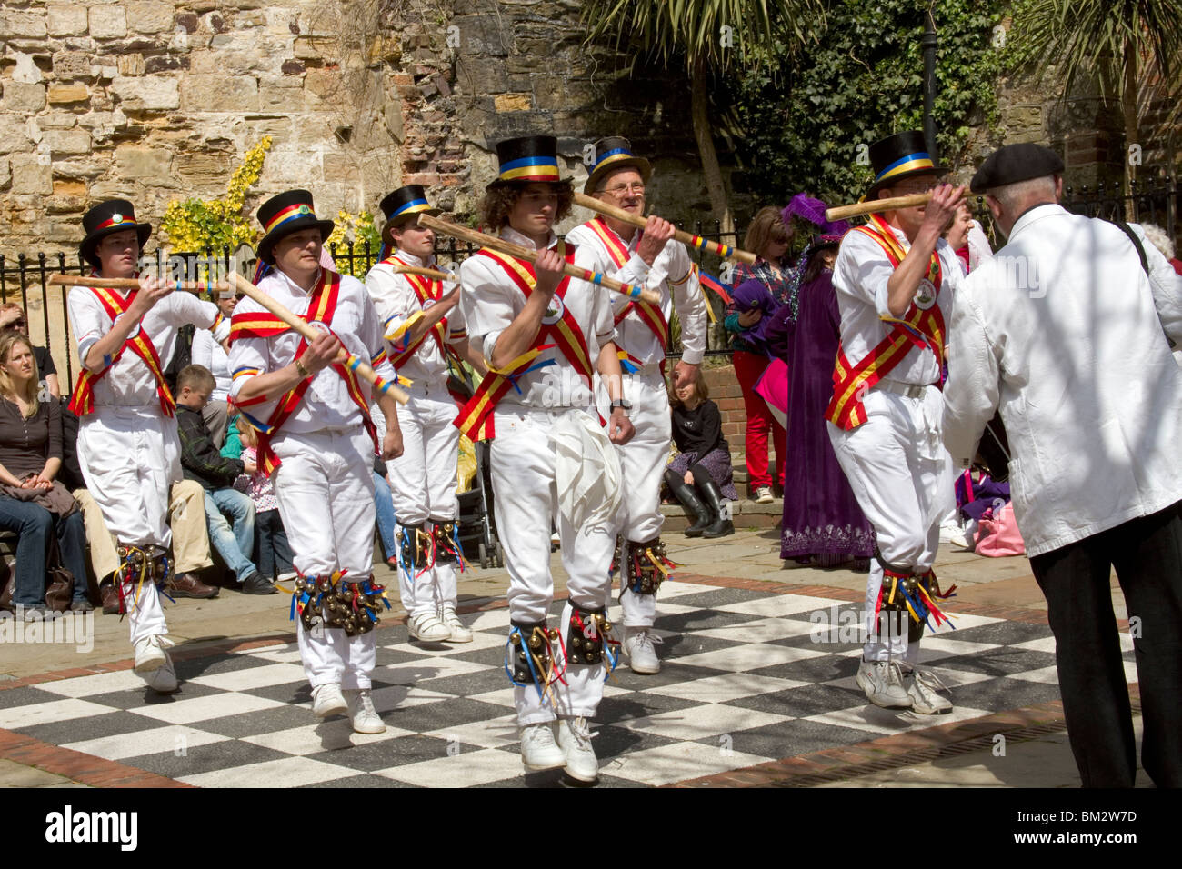 English morris dancers hi-res stock photography and images - Alamy