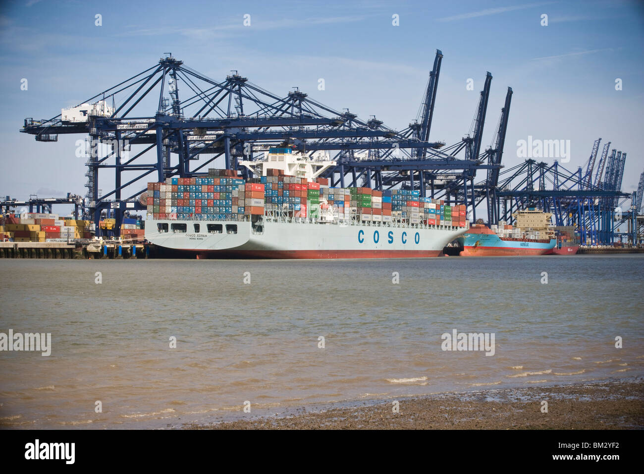 Shipping container port uk hi-res stock photography and images - Alamy