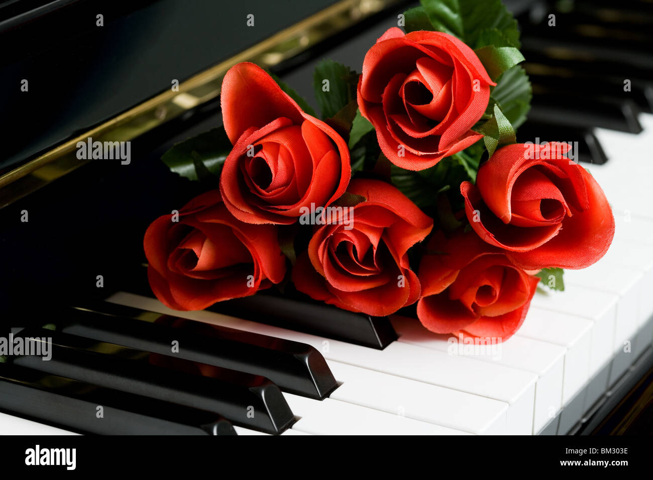 Piano with rose hi-res stock photography and images - Alamy