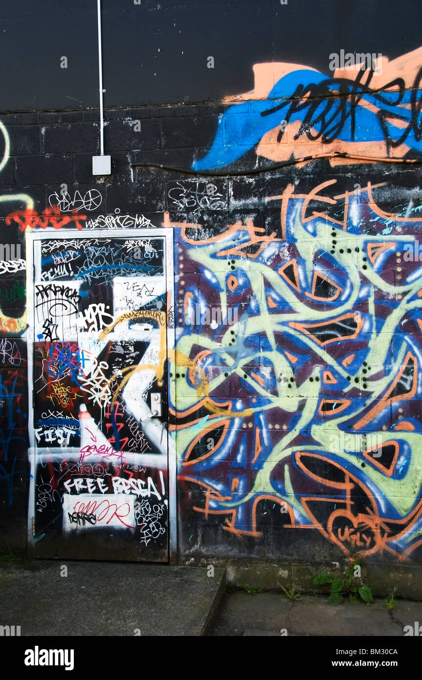 Graffiti building hi-res stock photography and images - Alamy