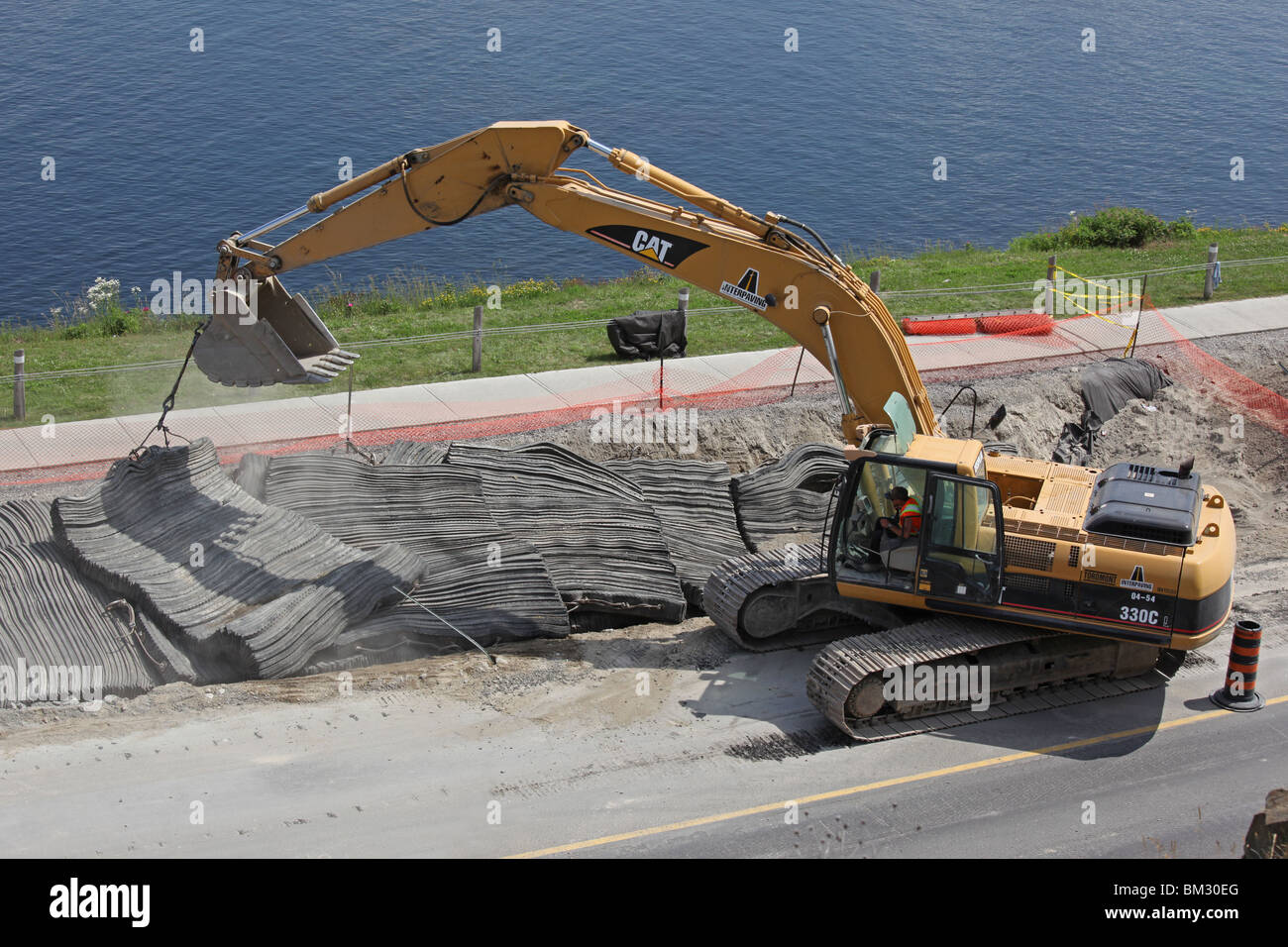 excavator positioning blasting pads Stock Photo - Alamy
