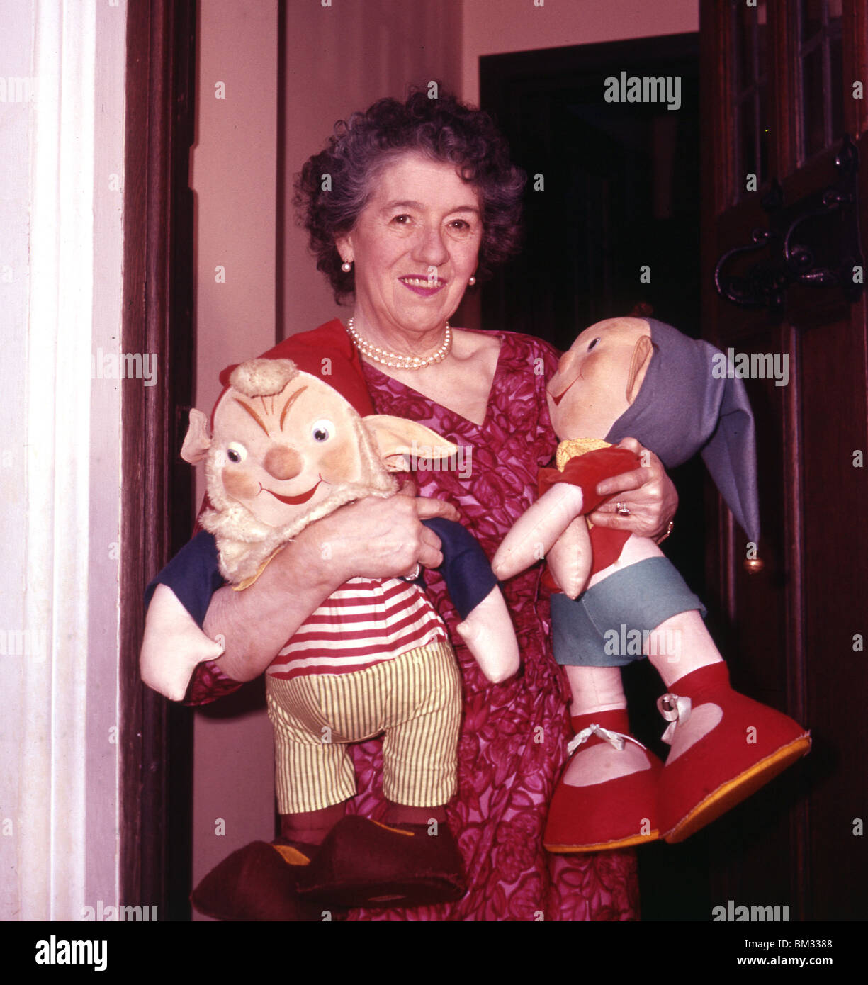 ENID BLYTON - English childrens' writer (1897-1968) at her Green Hedges ... ENID BLYTON - English childrens' writer (1897-1968) at her Green Hedges ...